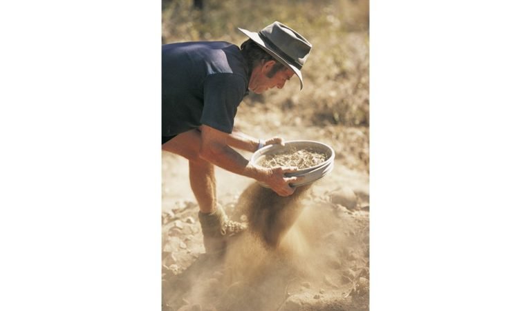 Gallery: Fossicking for gemstones in Australia - Australian Geographic