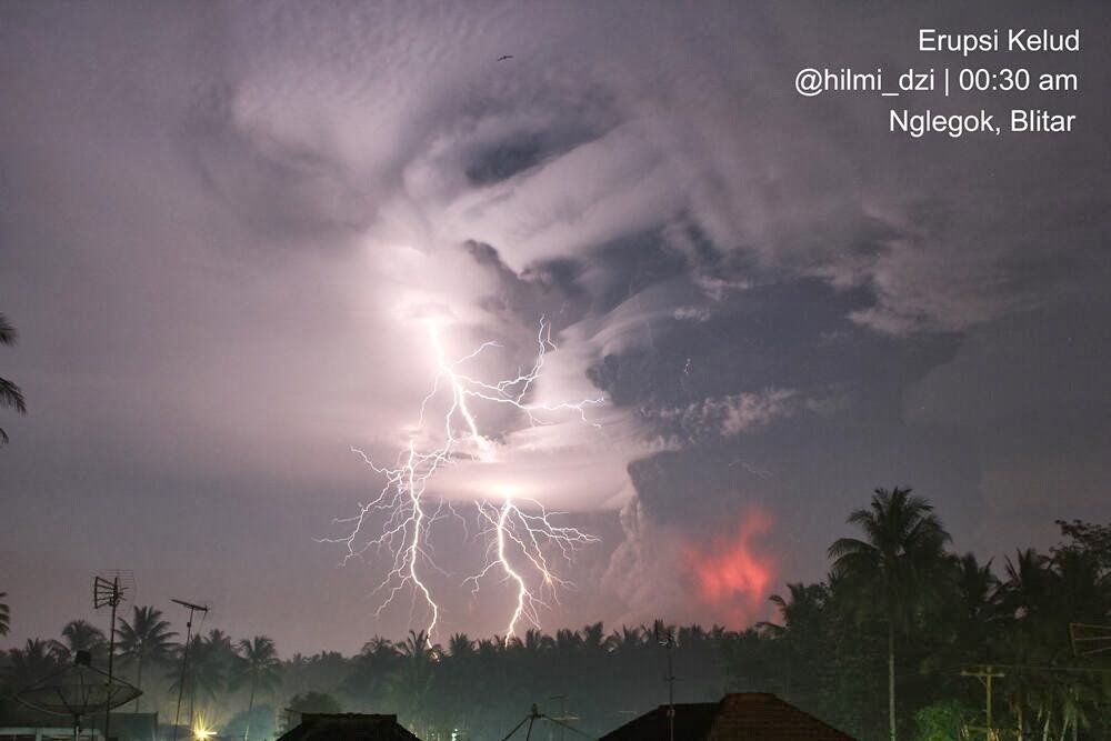 Gallery: Mt Kelud volcano erupts - Australian Geographic