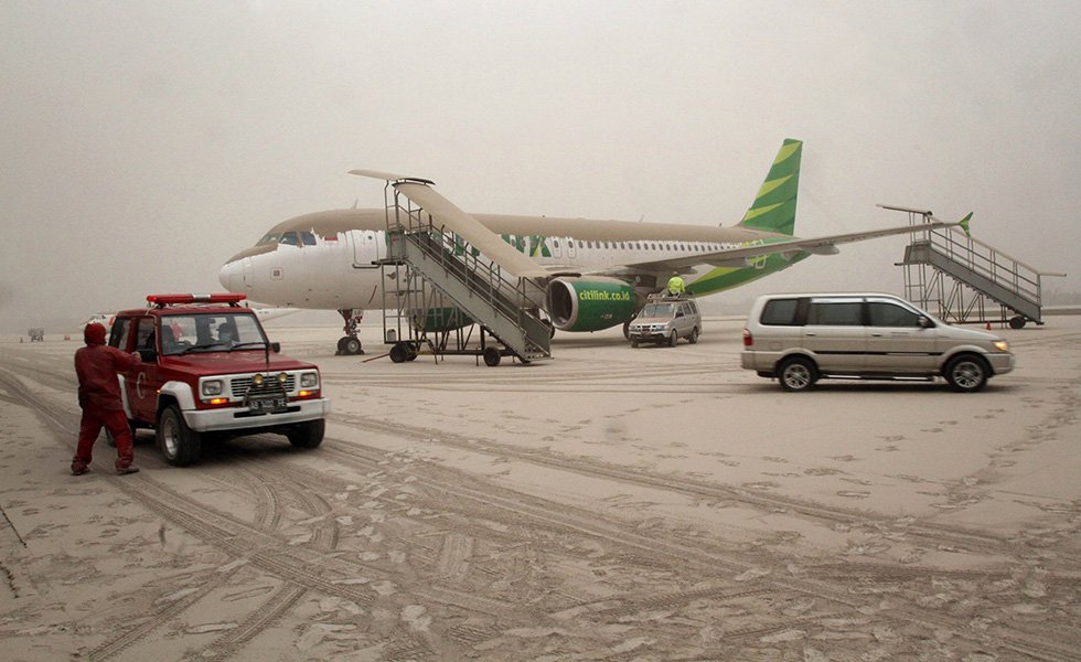 Gallery: Mt Kelud volcano erupts - Australian Geographic