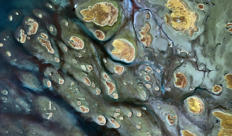The ephemeral Lake Mackay - Australian Geographic